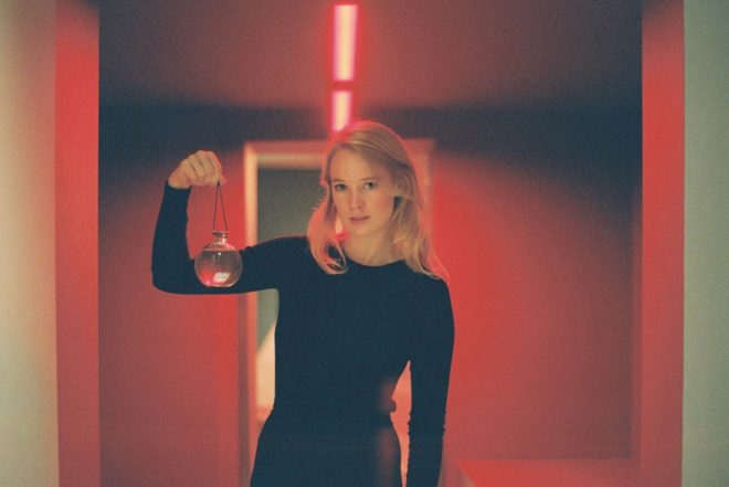 In première: Beryl Anne neemt je met Land Of Mine mee op droomreis in ...